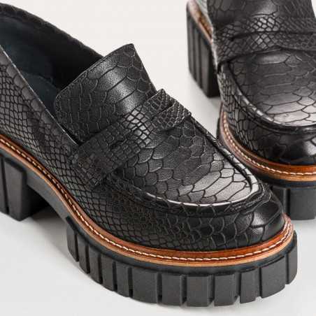 Mocassins chunky noirs en cuir embossé serpent
