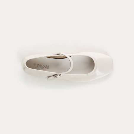 Babies en cuir vernis avec brides et boucles argentées